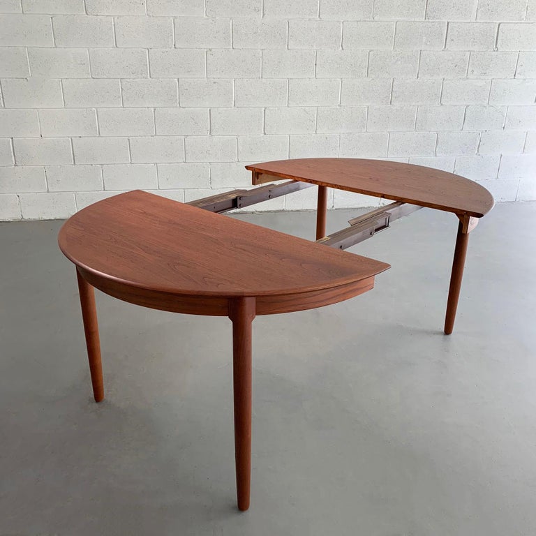 Danish Modern Round Teak Extension Dining Table – cityFoundry